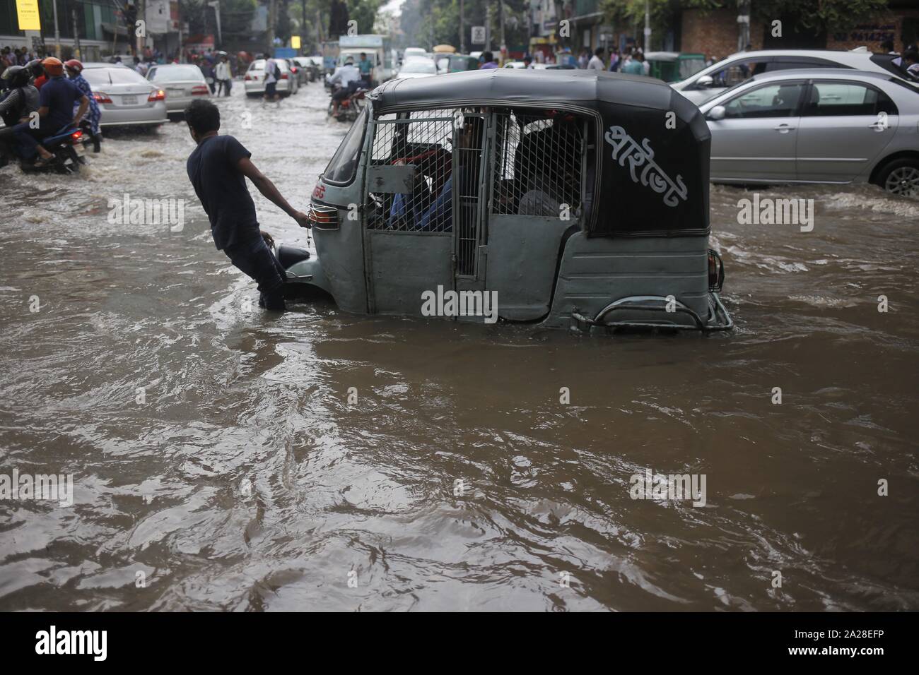 Dhaka, Bangladesh. 1st Oct, 2019. An CNG diver pulling his CNG as he ...