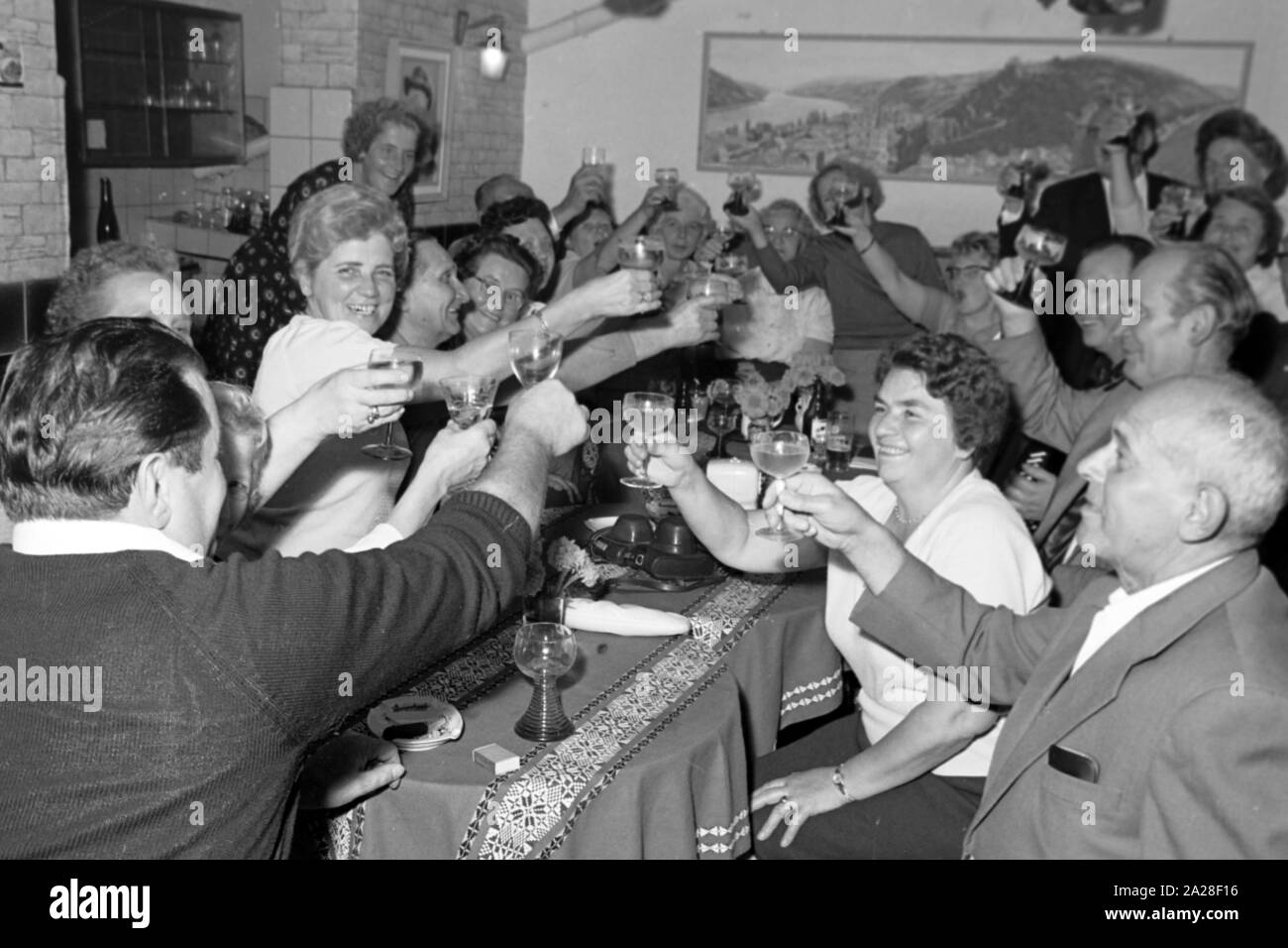 Menschen feiern in geselliger Runde in Bacharach, Deutschland 1968 ...