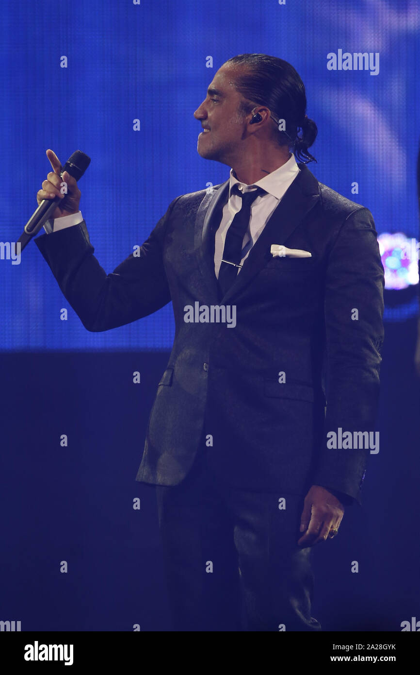 El cantante mexicano Alejandro Fernadez , durante su concierto en el ...