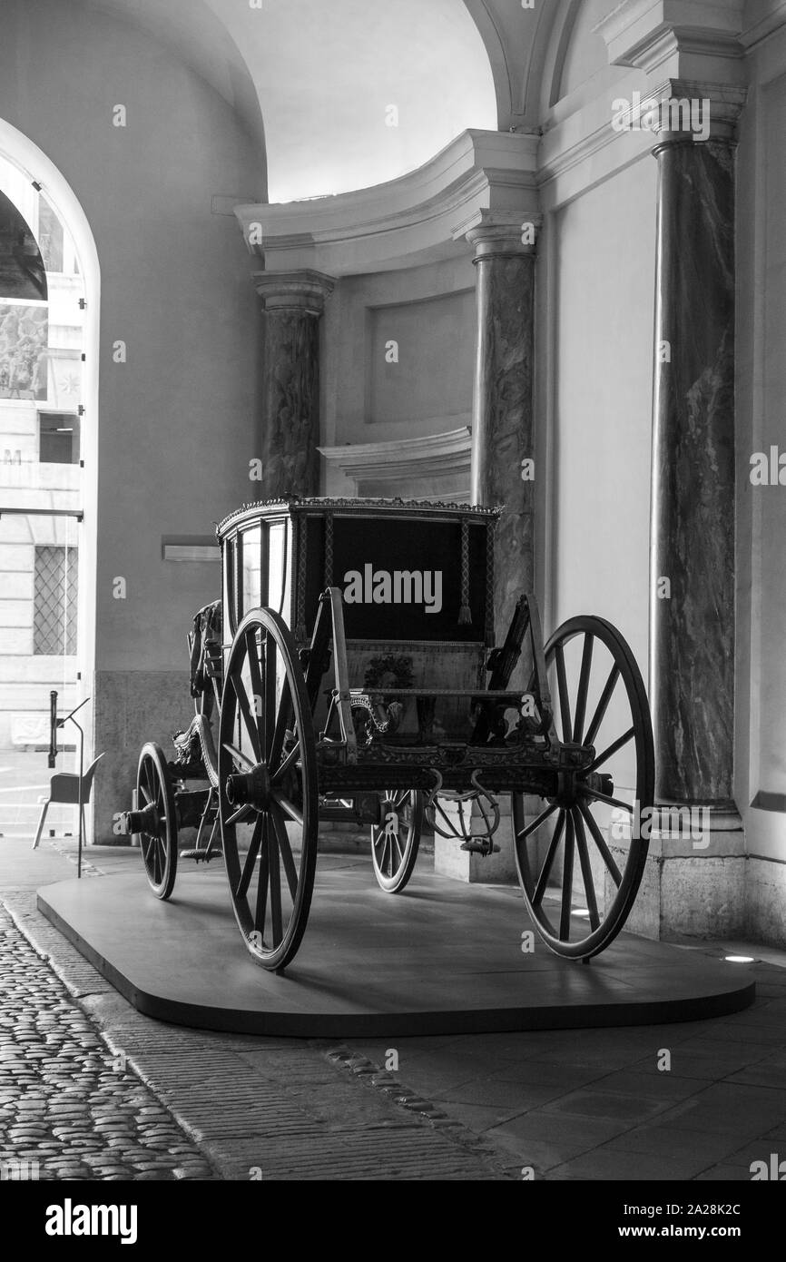 Four wheeled horse drawn carriage hi-res stock photography and images ...
