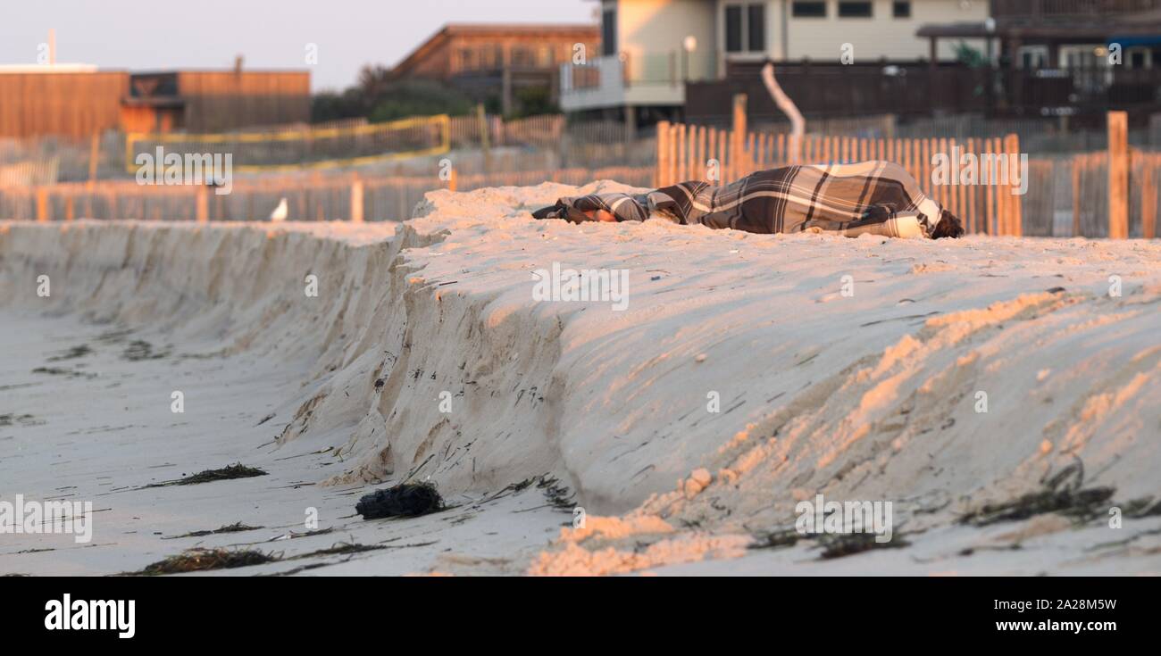 People sleeping sleeping on beach hi-res stock photography and images ...