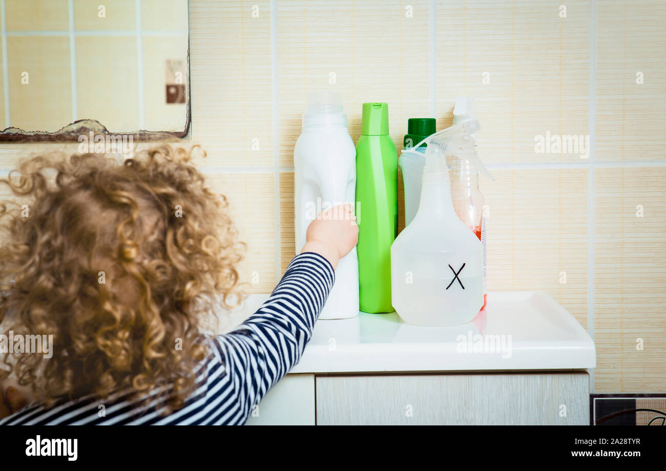 Child hand reaching out hi-res stock photography and images - Alamy