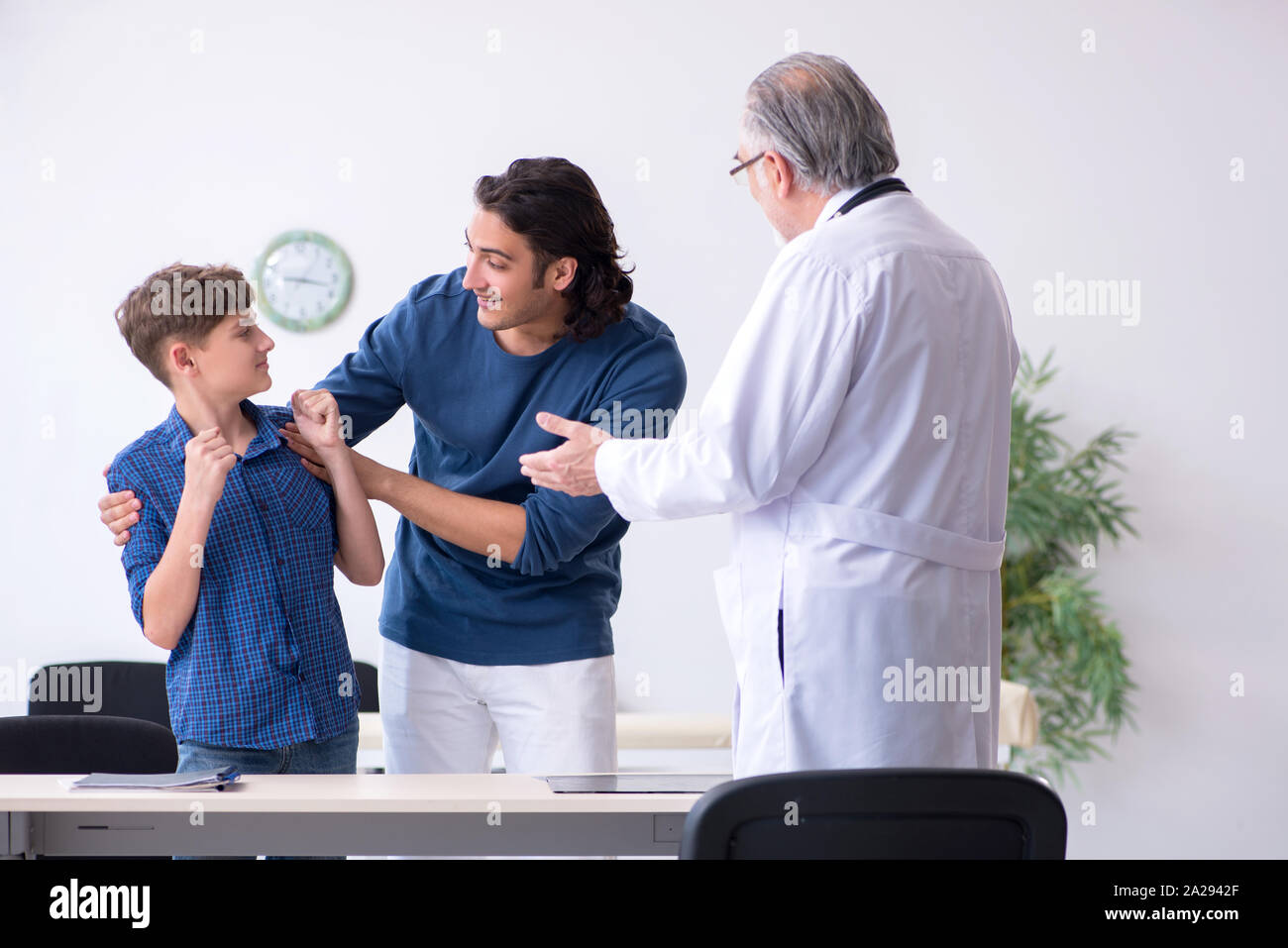 The young boy visiting doctor in hospital Stock Photo - Alamy