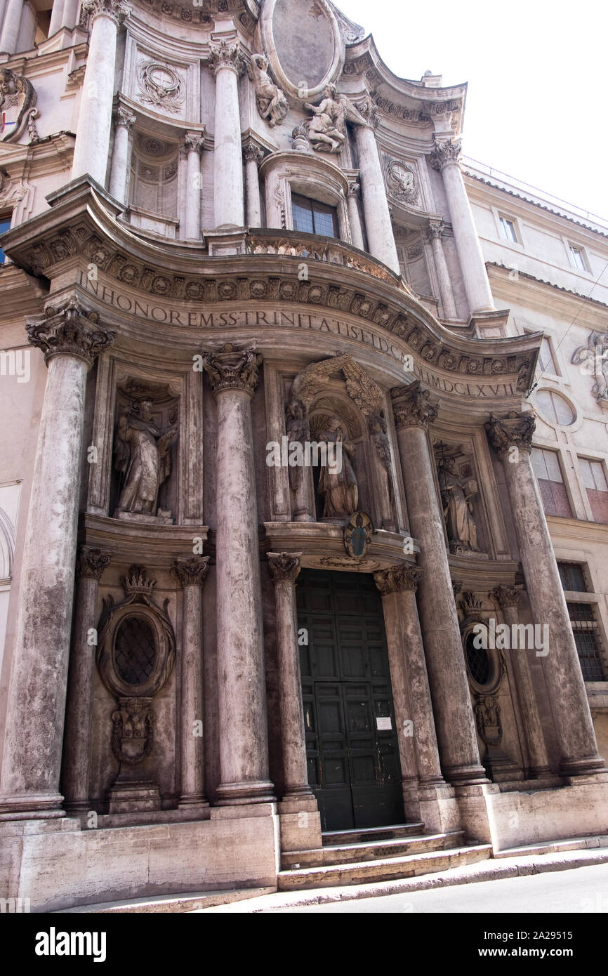 Huge magnificent curved facia of statuary, intricate design and pillars ...