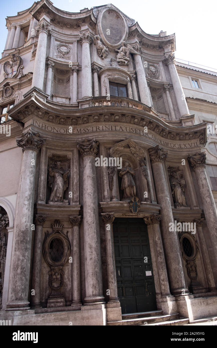 Huge magnificent curved facia of statuary, intricate design and pillars ...