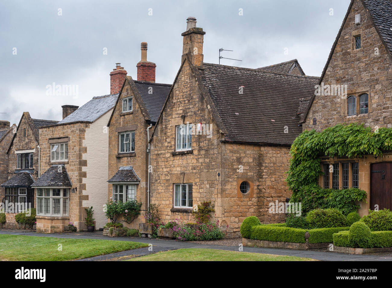 Pretty Cottages with climbing plants in the village of Broadway, in the ...