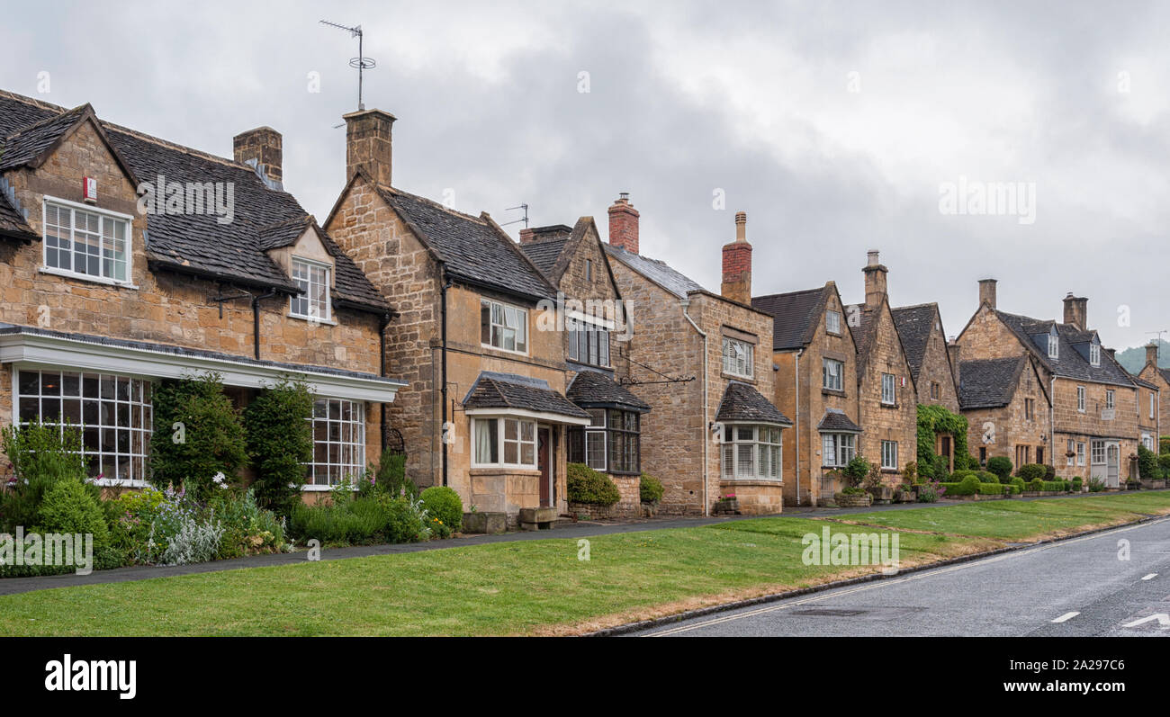 Pretty Cottages with climbing plants in the village of Broadway, in the ...