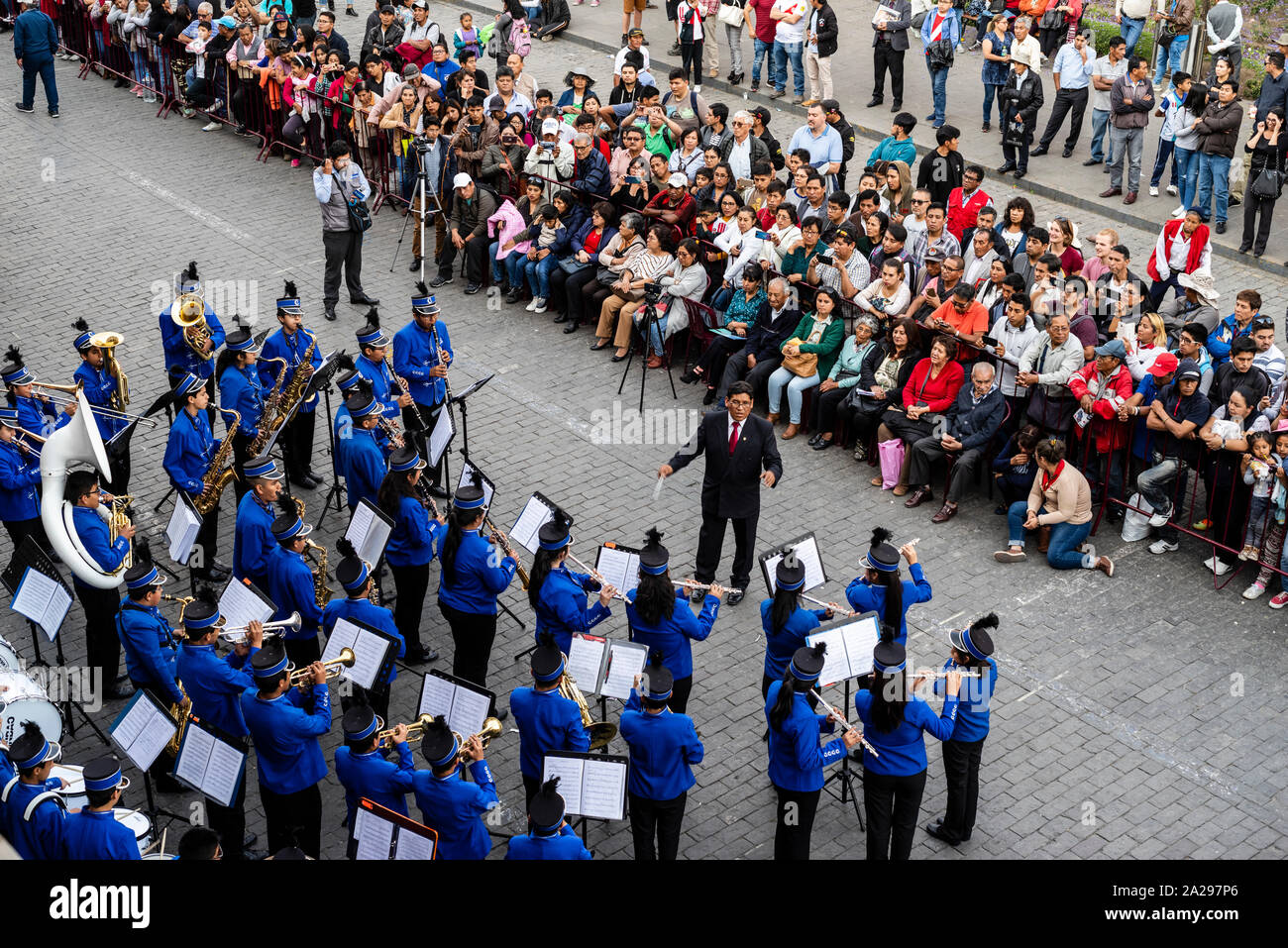 Teenagers group south america hi-res stock photography and images - Alamy