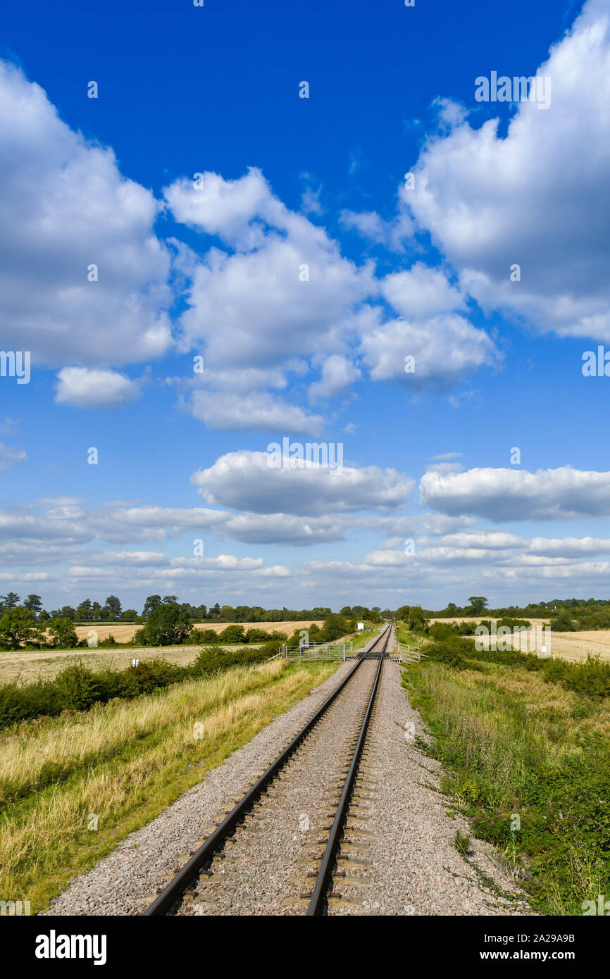 Uk rail track countryside hi-res stock photography and images - Alamy