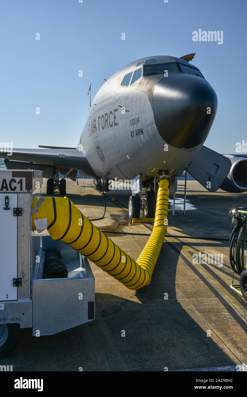 117 air refueling wing hi-res stock photography and images - Alamy
