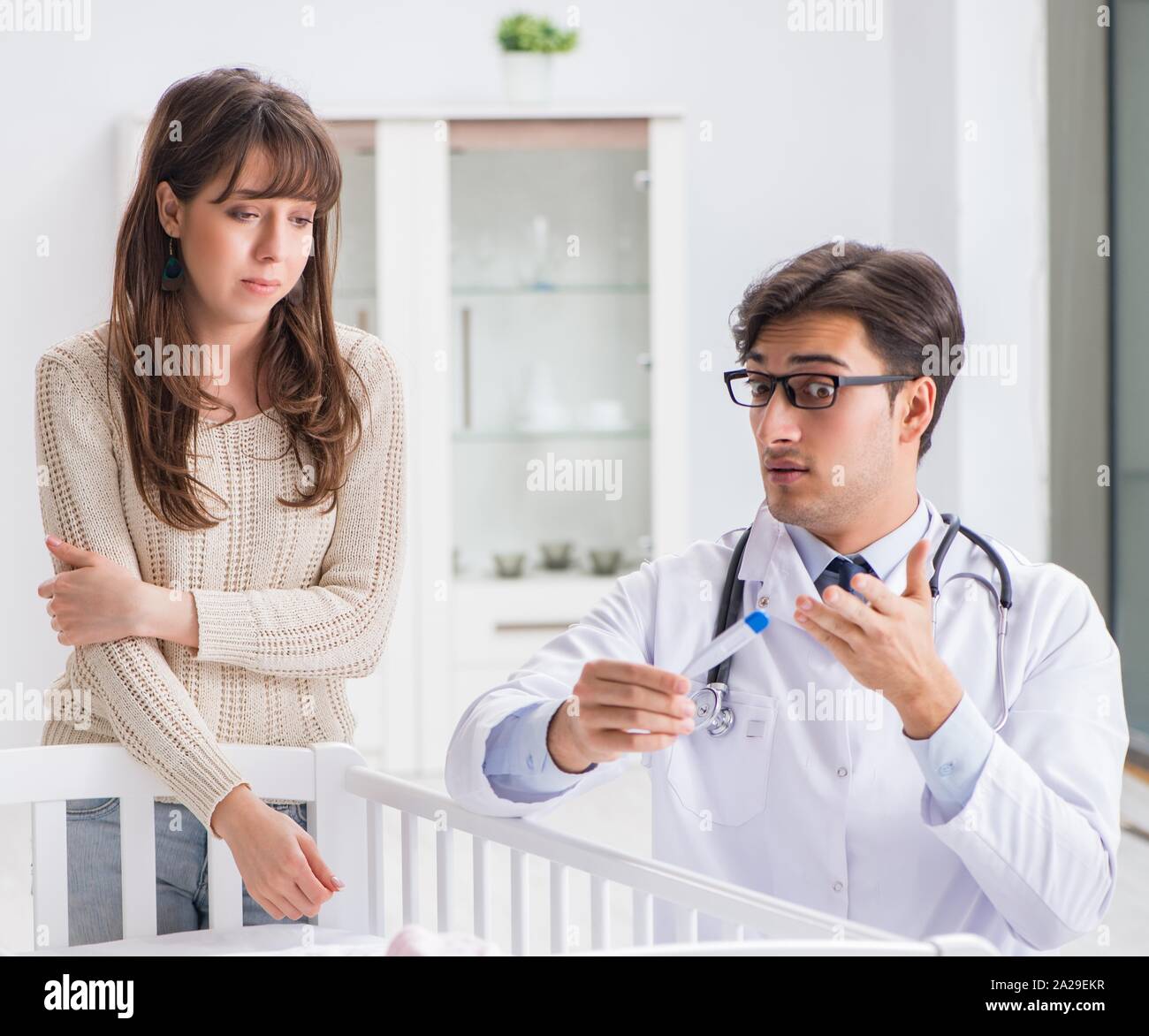 Doctor explaining to young mother Stock Photo - Alamy