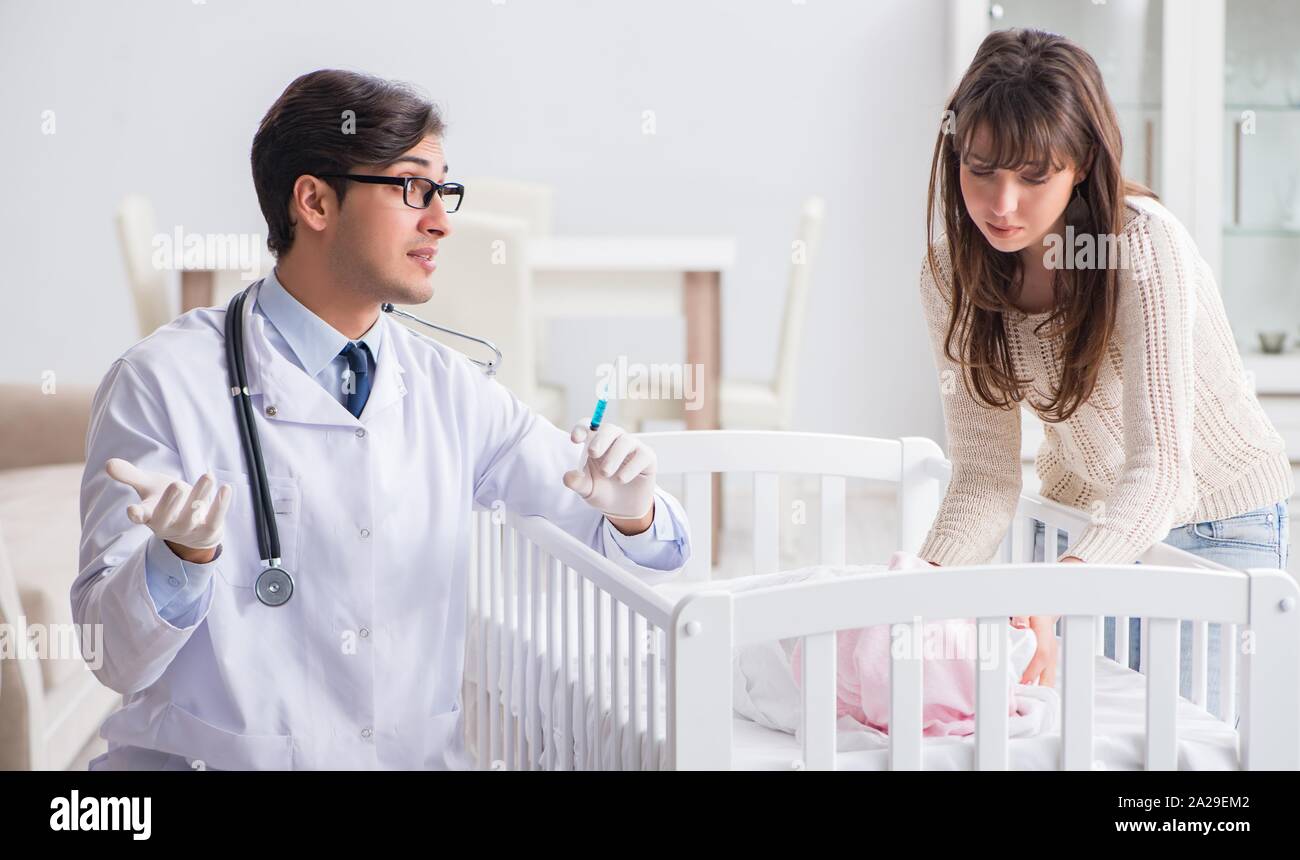 The doctor explaining to young mother Stock Photo - Alamy