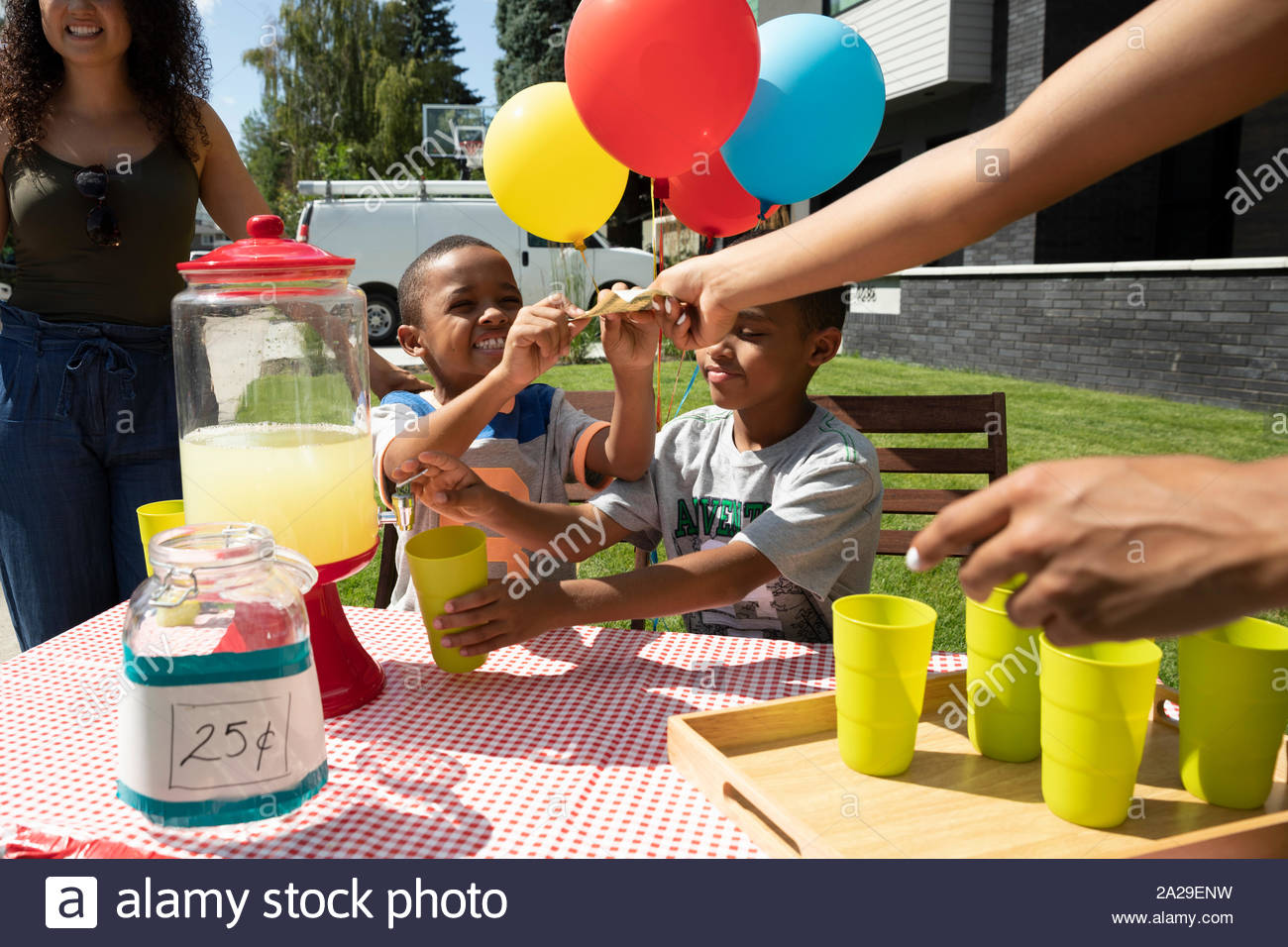 Lemonade stand african hi-res stock photography and images - Alamy