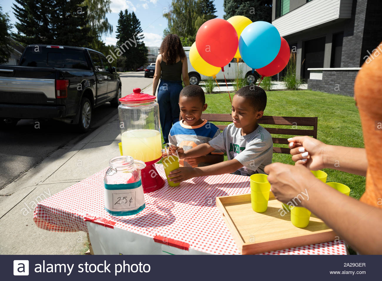 Happy smiling twin boys hi-res stock photography and images - Alamy