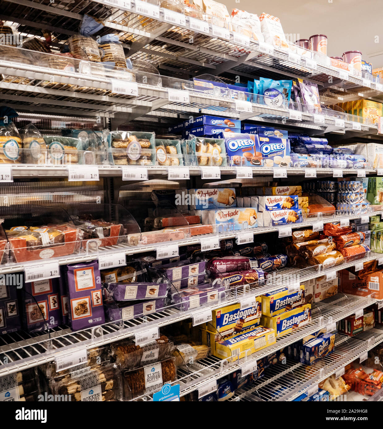 Biscuits supermarket shelf hi-res stock photography and images - Alamy