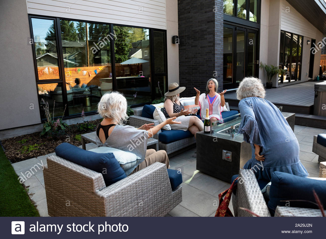 Happy seniors friends hi-res stock photography and images - Alamy