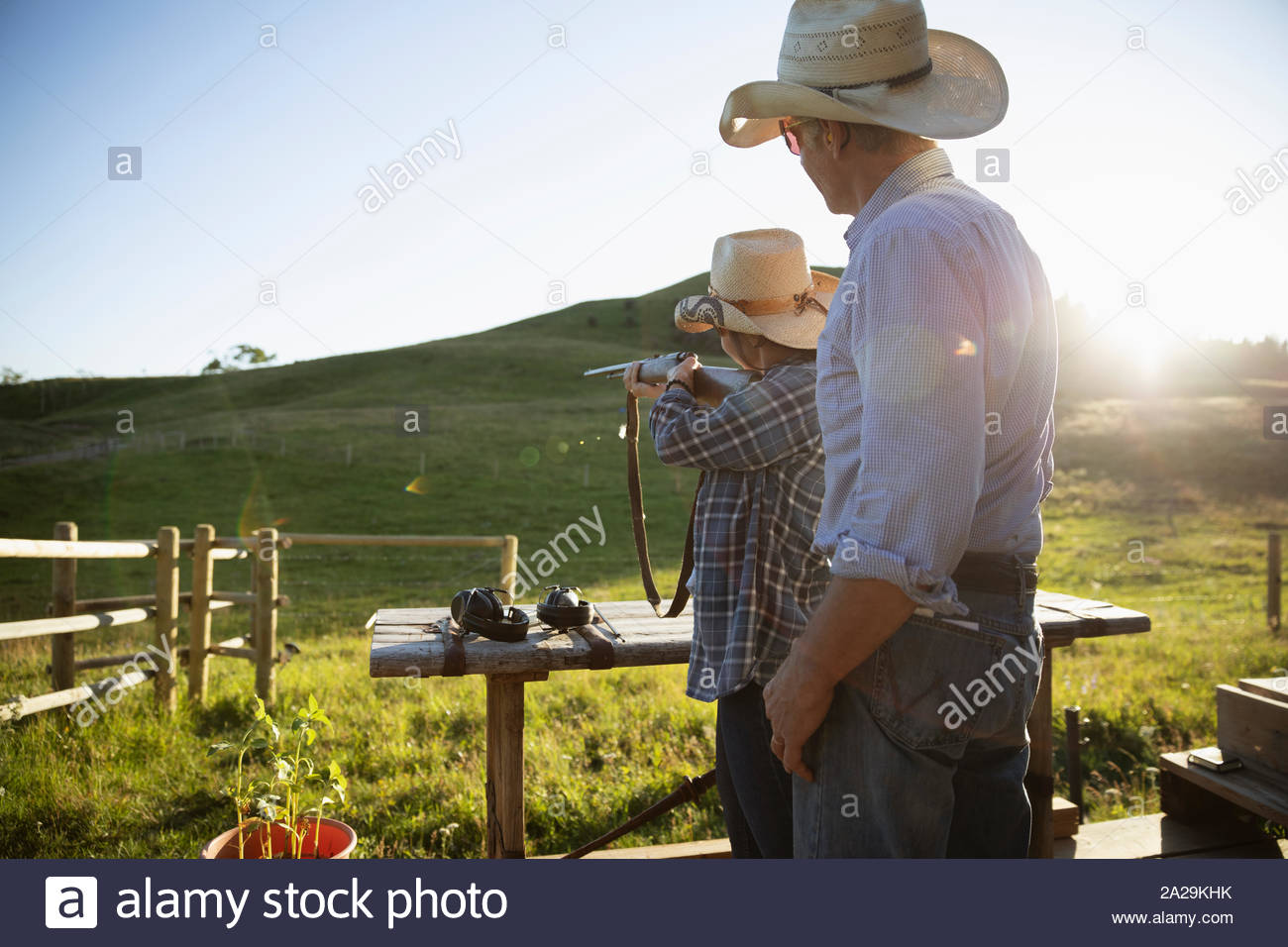 About to fire a gun hi-res stock photography and images - Alamy