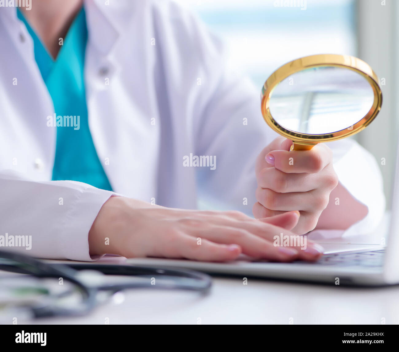 The doctor hand with magnifying glass Stock Photo - Alamy