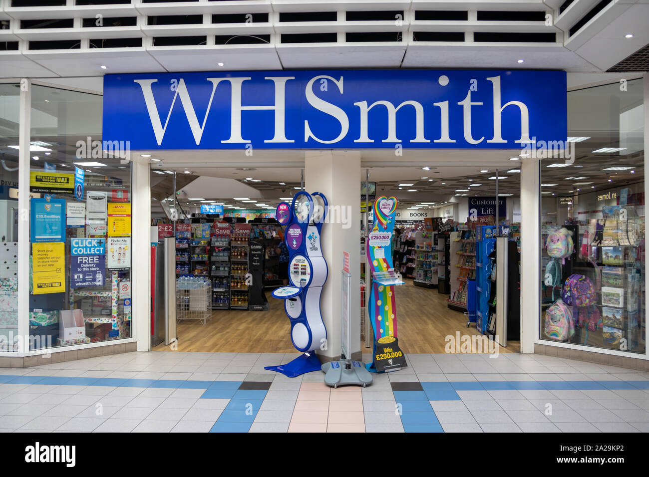 Wh smith shop front hi-res stock photography and images - Alamy