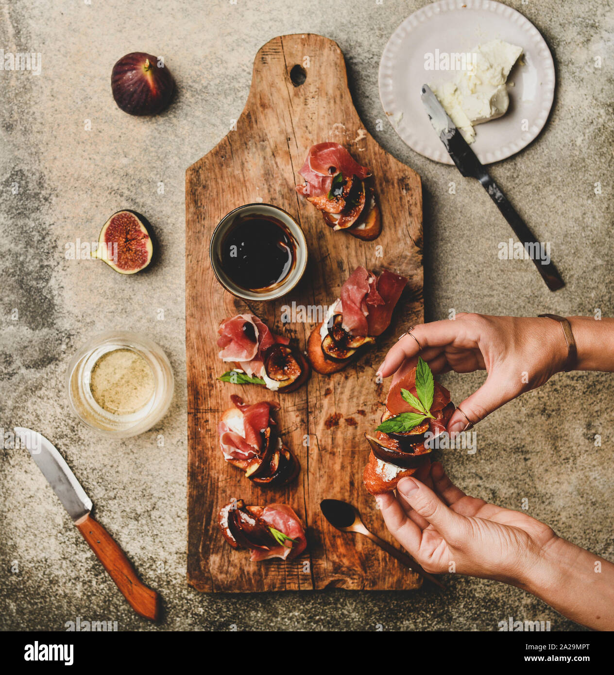 Hands holding figs hi-res stock photography and images - Alamy