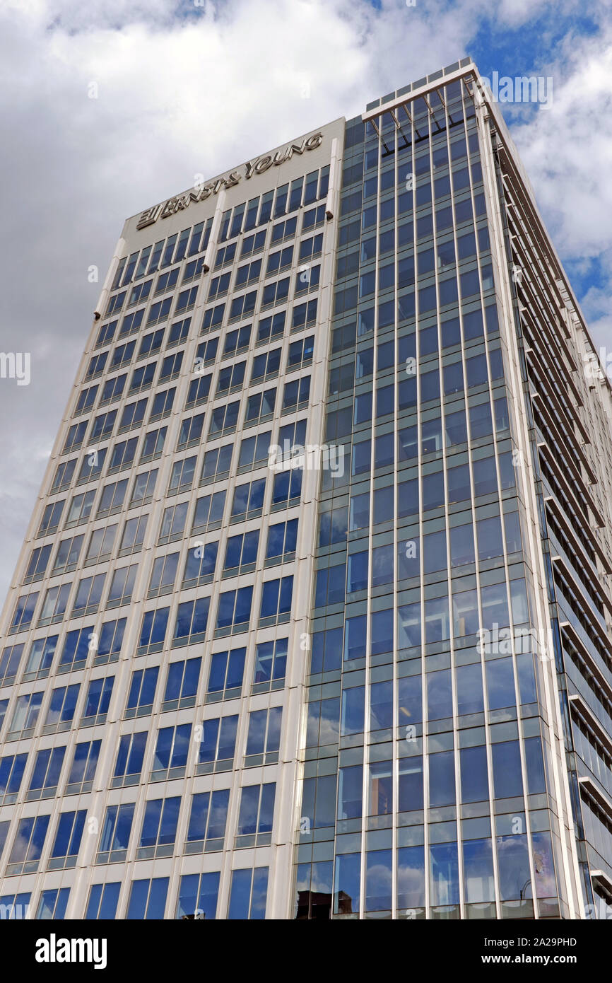 Ernst and young building hi-res stock photography and images - Alamy