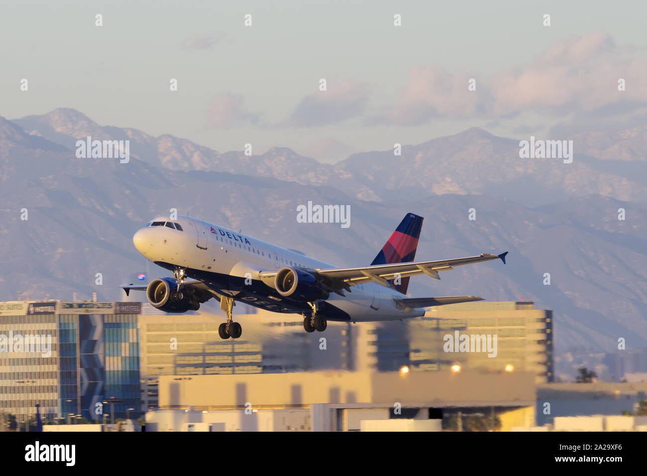 Delta air lines flight hi-res stock photography and images - Alamy