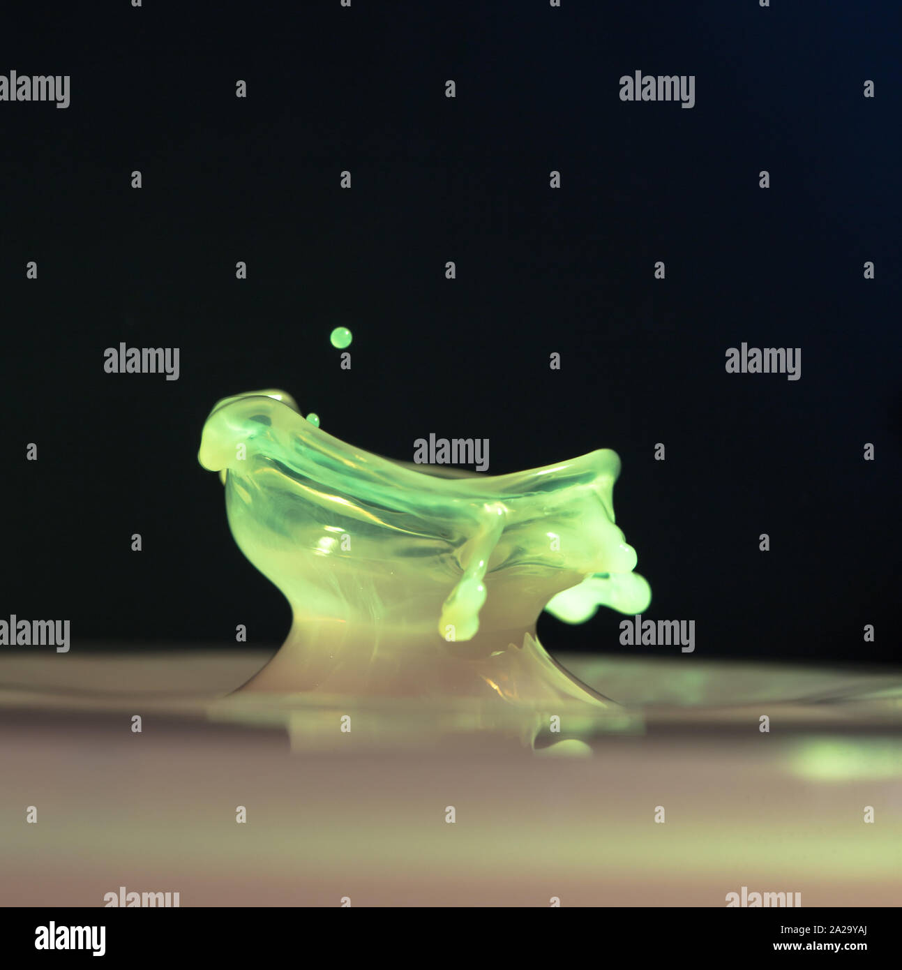 Drop water sphere splash hi-res stock photography and images - Alamy