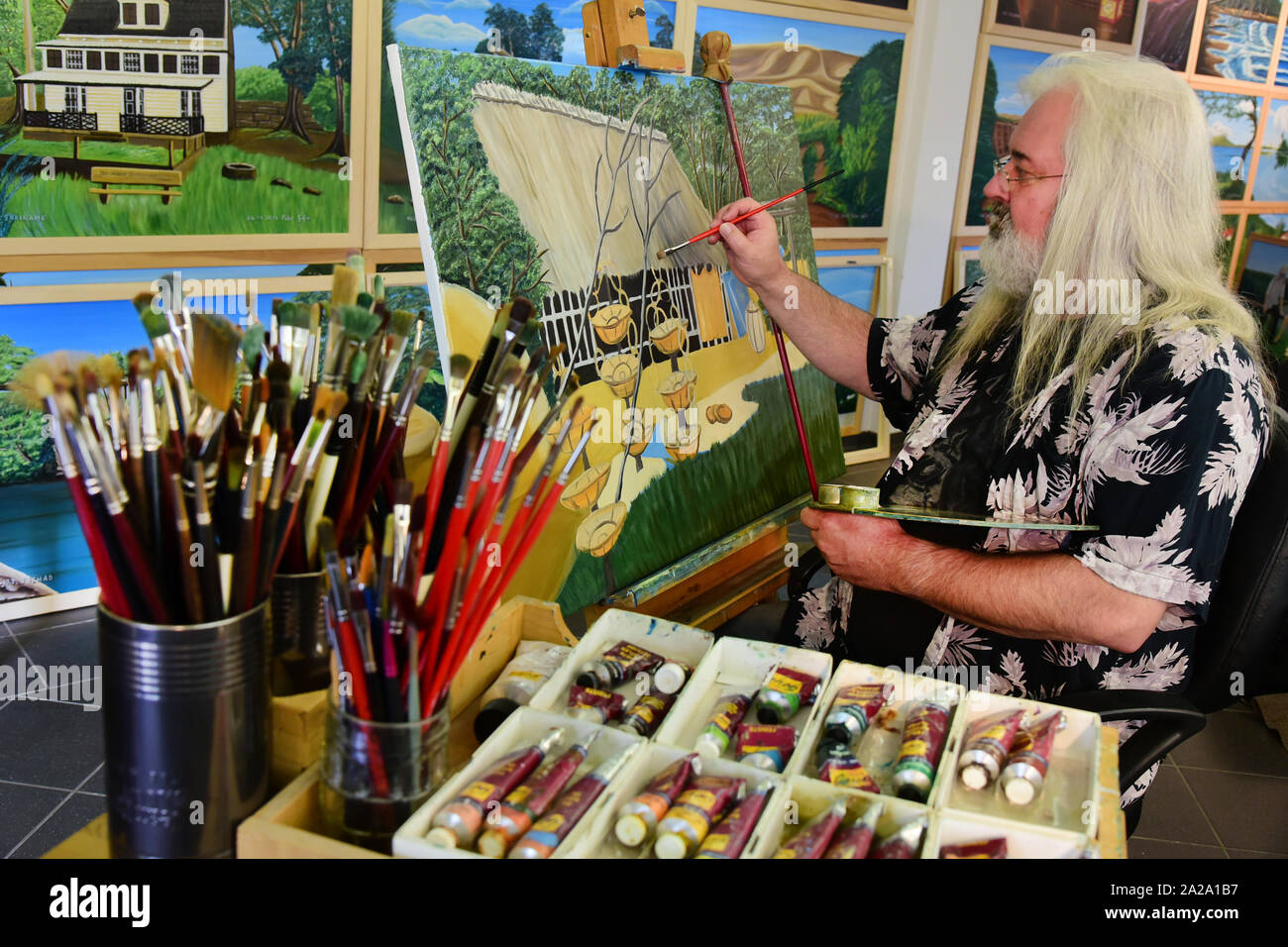 Spergau, Germany. 18th Sep, 2019. The painter Peter Gehre paints in his ...