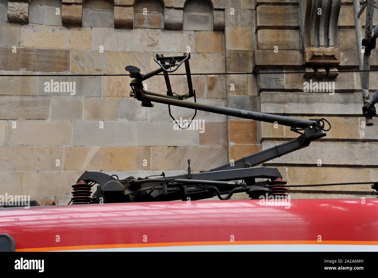 Overhead live wires hi-res stock photography and images - Alamy