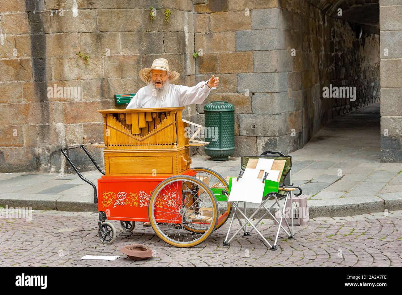 Barrel organ grinder hi-res stock photography and images - Alamy