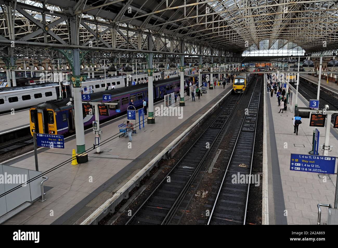 Manchester piccadilly station concourse hi-res stock photography and ...