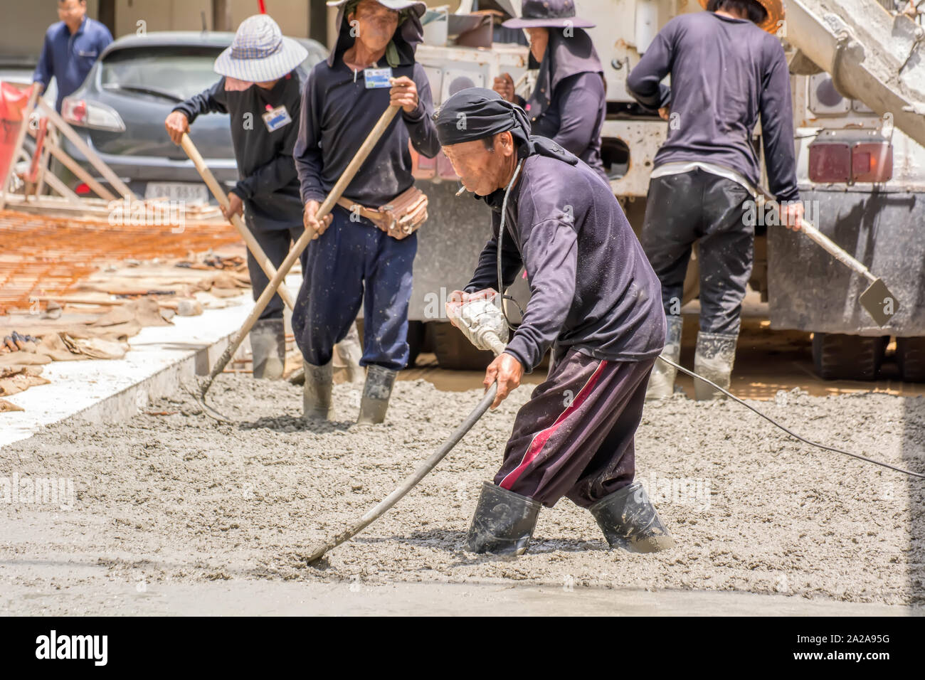 Workers pouring concrete busy construction hi-res stock photography and ...