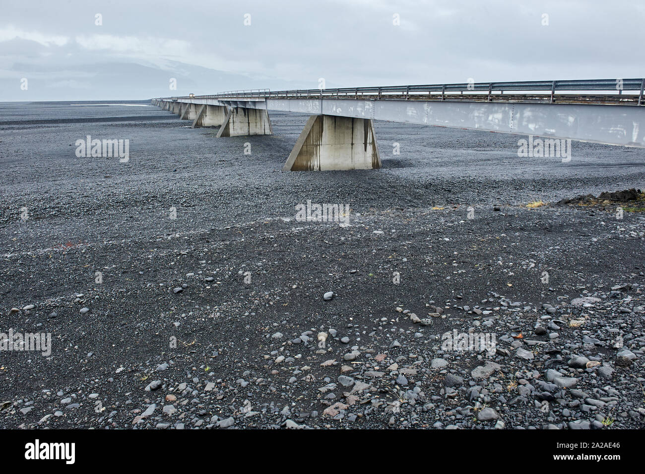 Car by bridge hi-res stock photography and images - Alamy