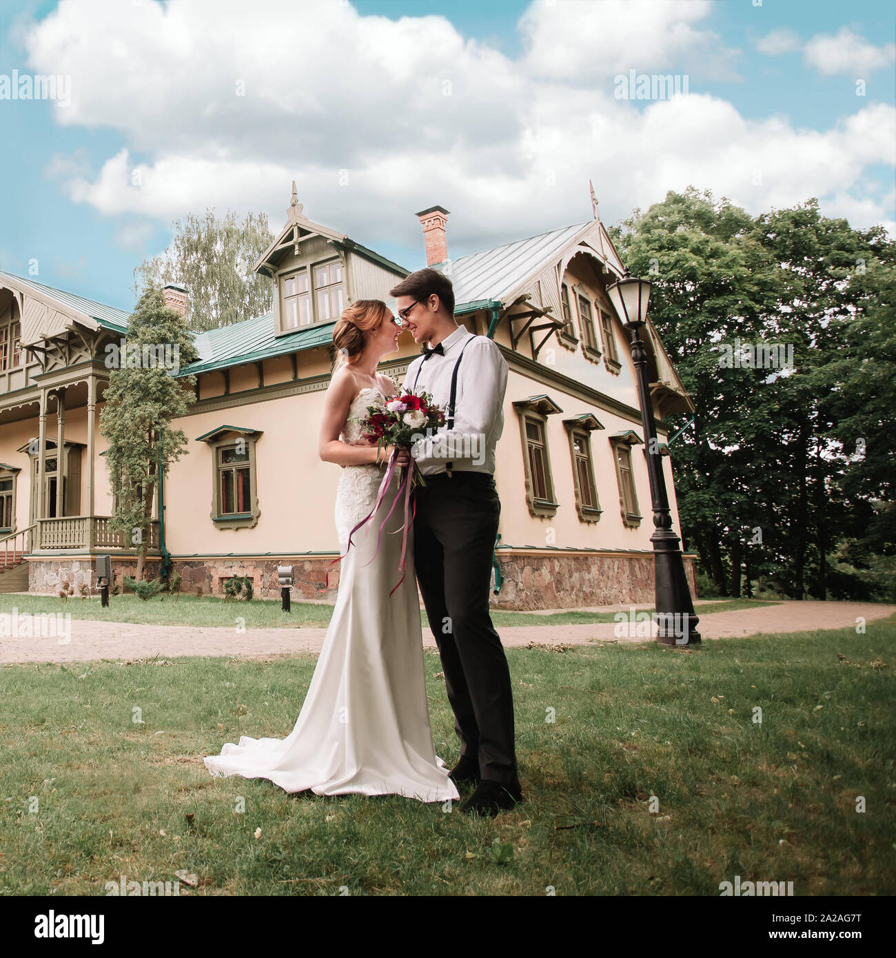 happy newlyweds near their new chic home Stock Photo - Alamy