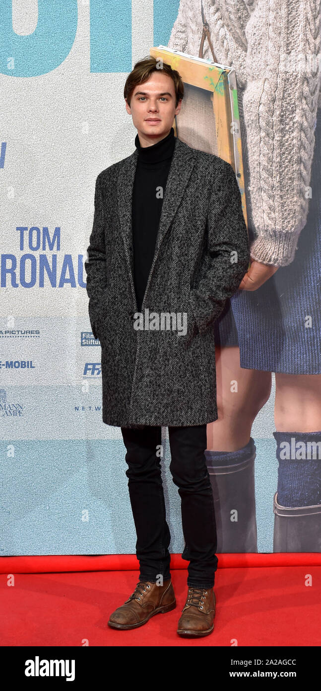 Essen, Germany. 01st Oct, 2019. The actor Tom Gronau stands on the red ...