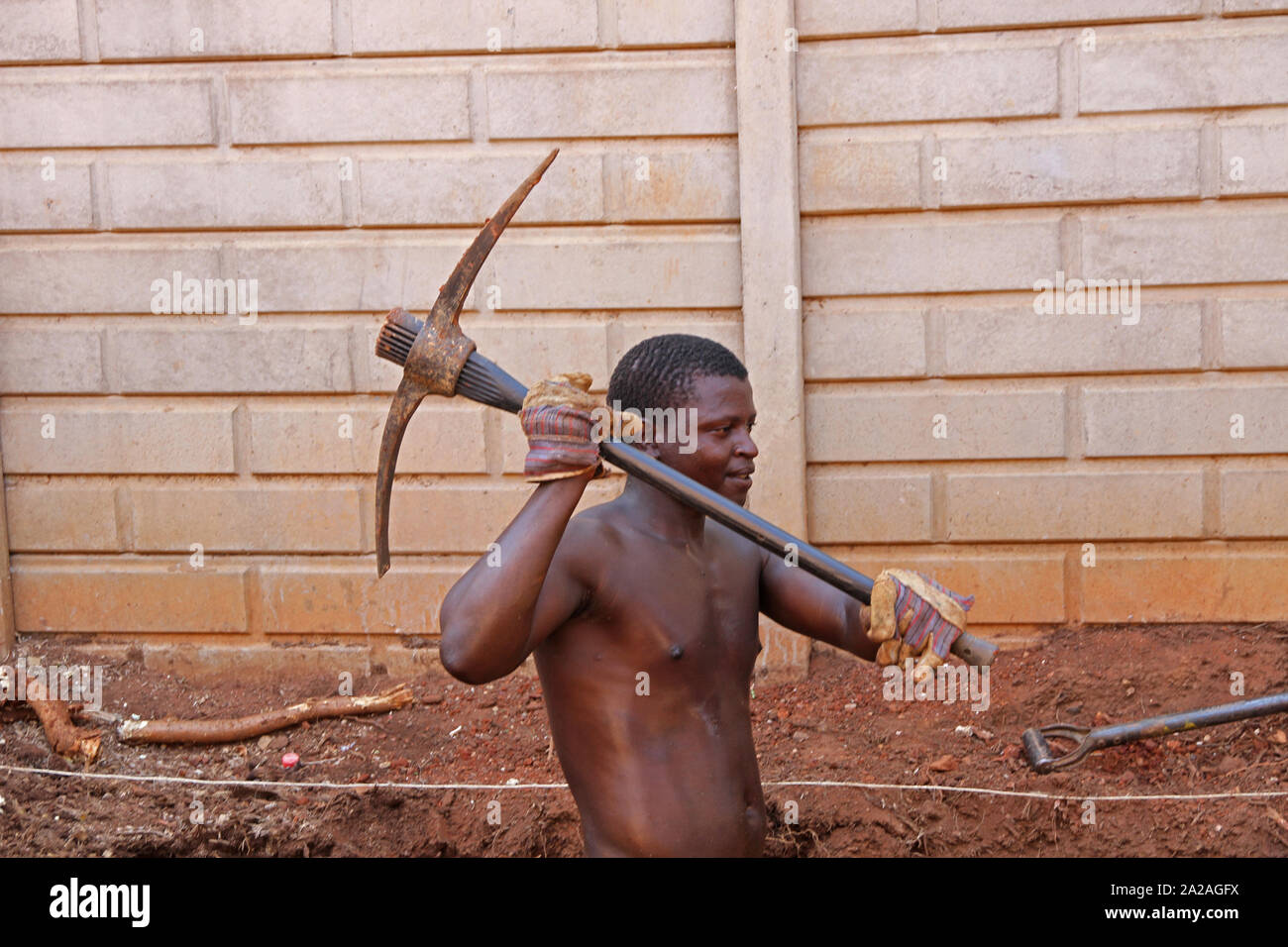 Black people digging hole hi-res stock photography and images - Alamy