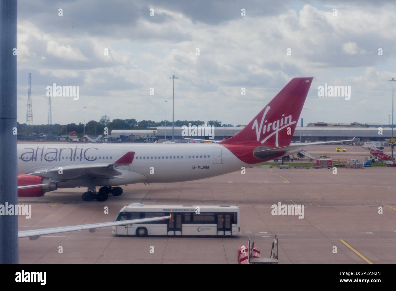 A airport gates sign/wayfinding sign on the terminal roof Stock Photo ...