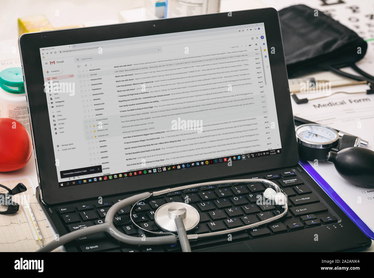 Doctor email hi-res stock photography and images - Alamy