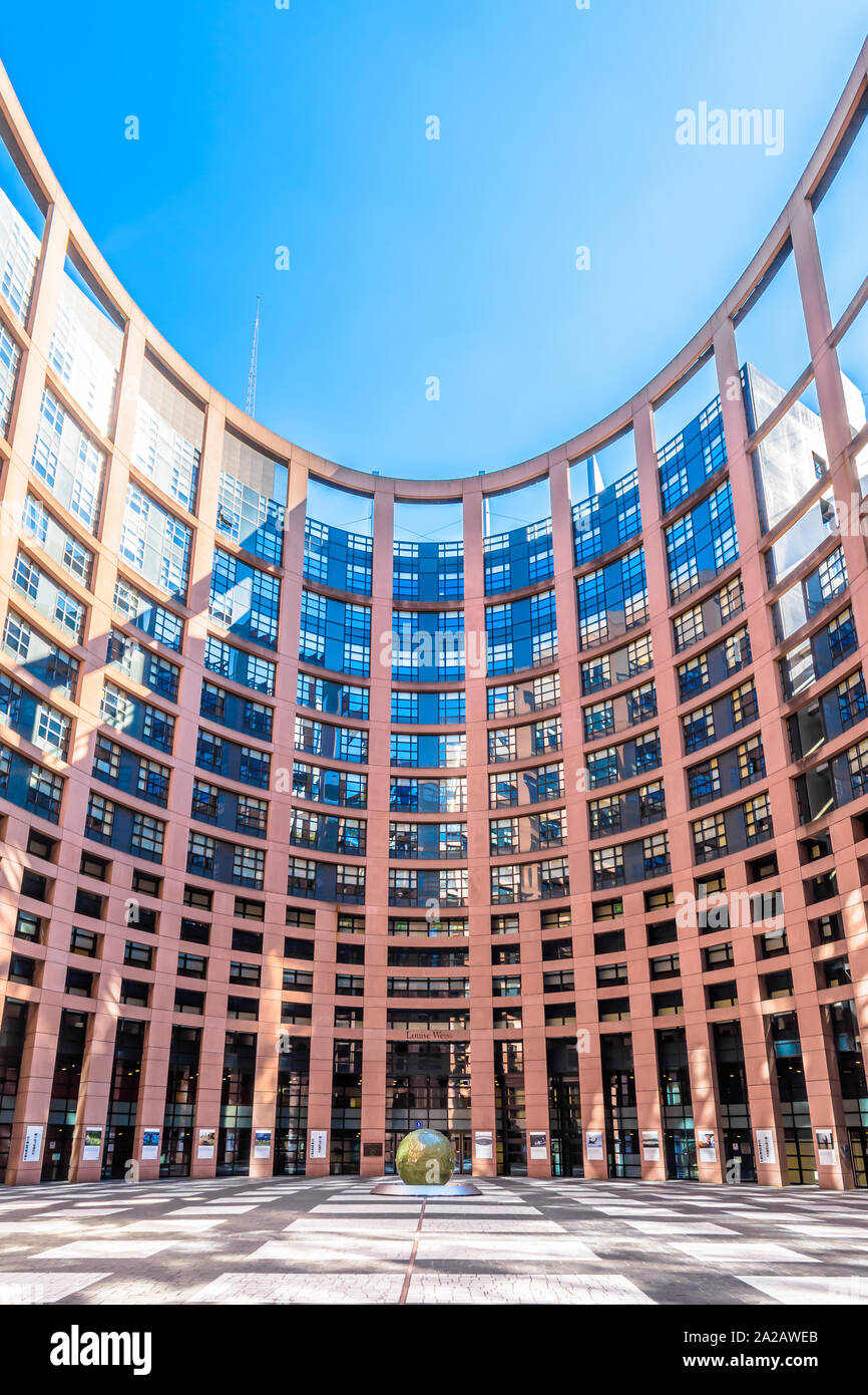 Oval courtyard hi-res stock photography and images - Alamy
