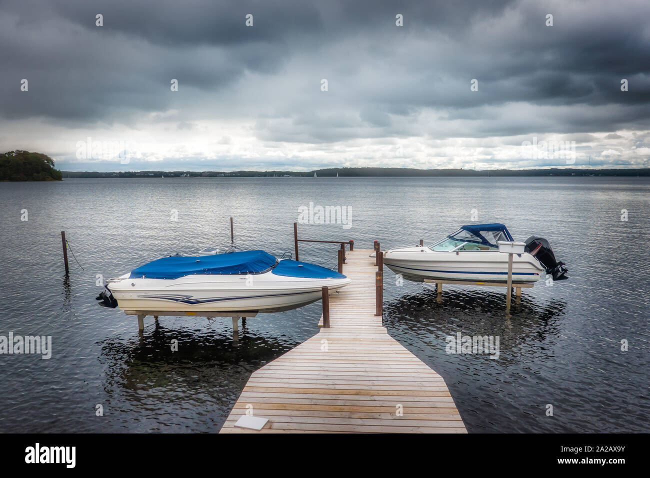 Boats on beach jetty hi-res stock photography and images - Alamy