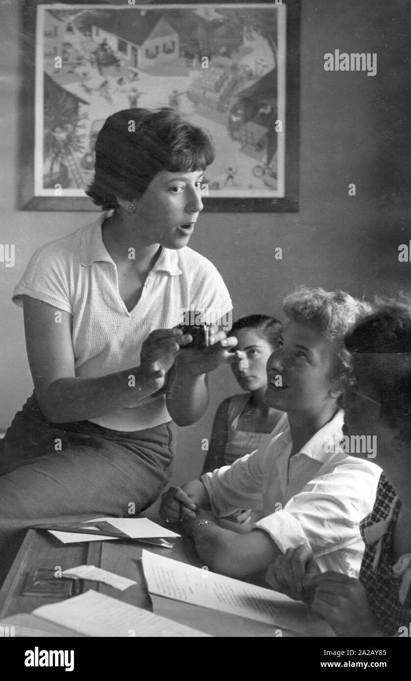 Girls in finishing school hi-res stock photography and images - Alamy