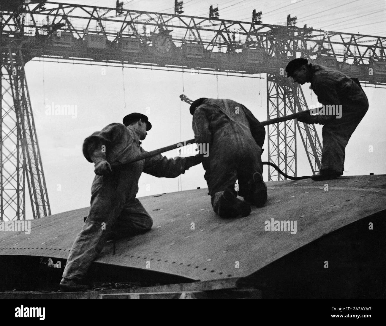 Workers at the Deutsche Werft shipbuilding company in Hamburg Stock ...