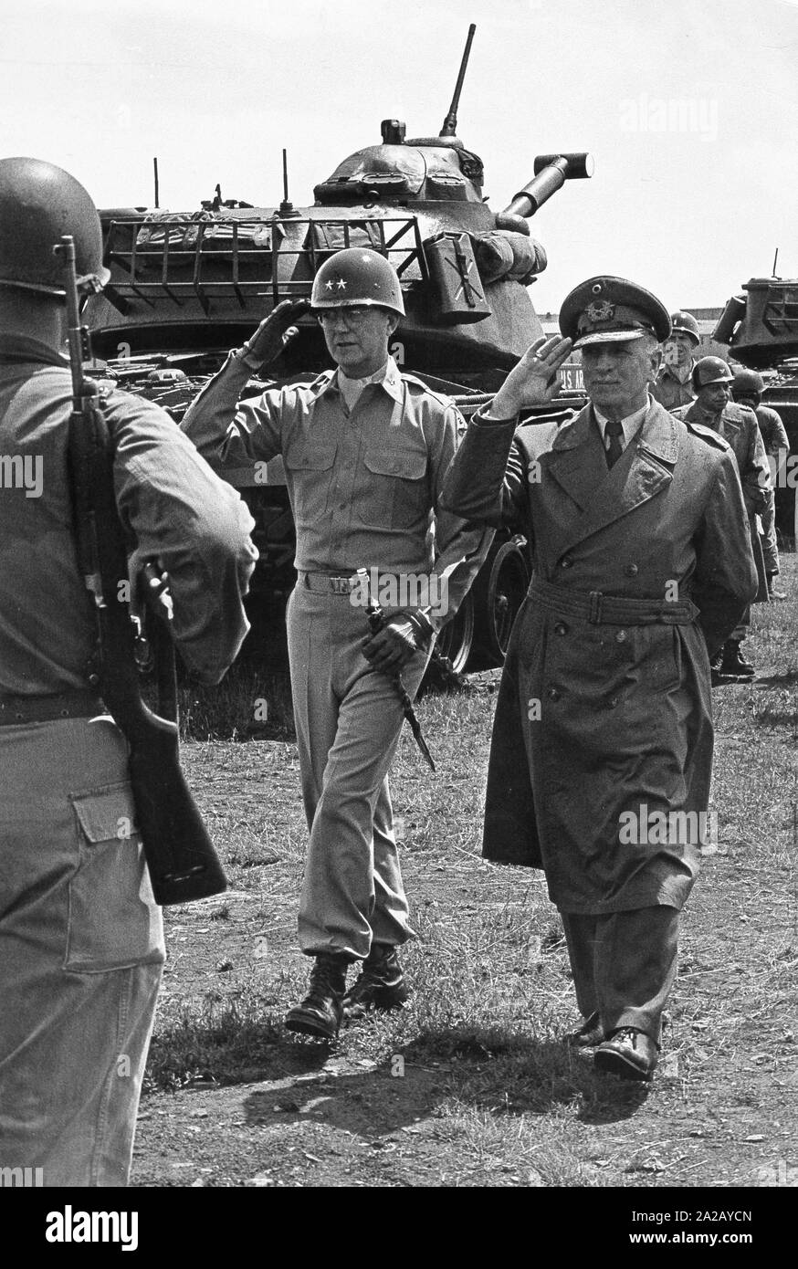 The Brigadier General Helmut Reinhardt (right) and the U.S. General ...