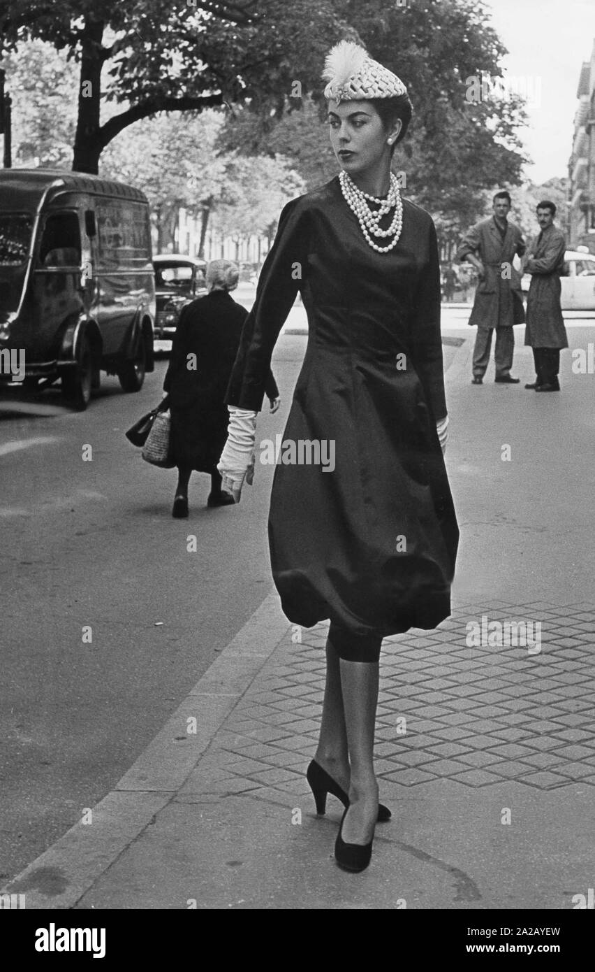 A woman wearing a dress and a pearl necklace hi-res stock photography ...