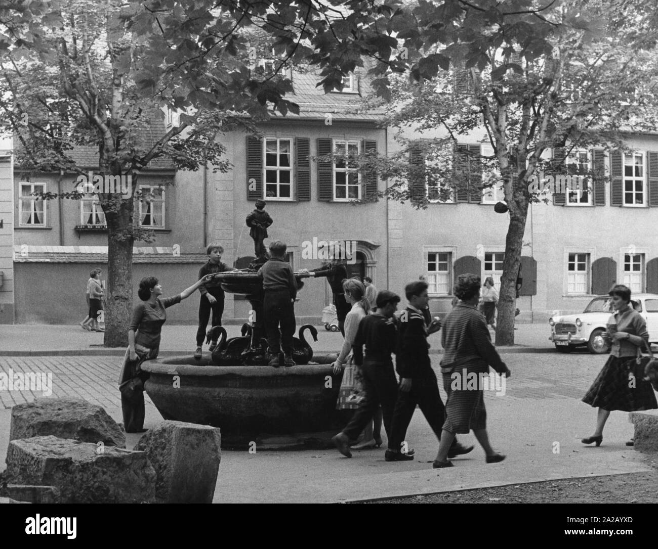 Europe children playing in water fountain Black and White Stock Photos ...