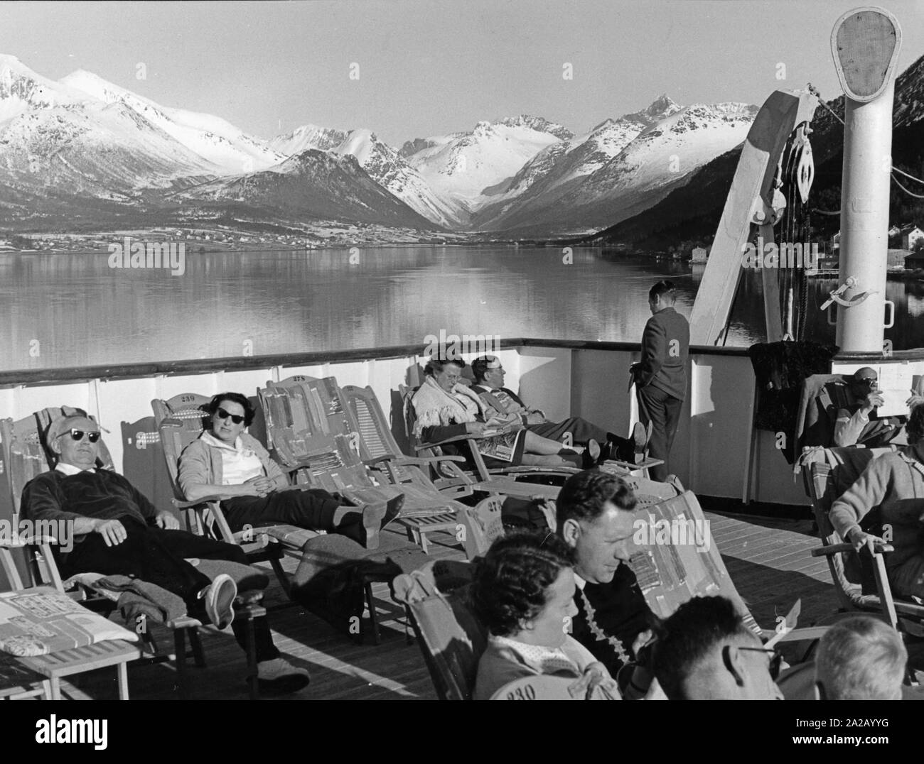 Sunbathing vintage hi-res stock photography and images - Alamy