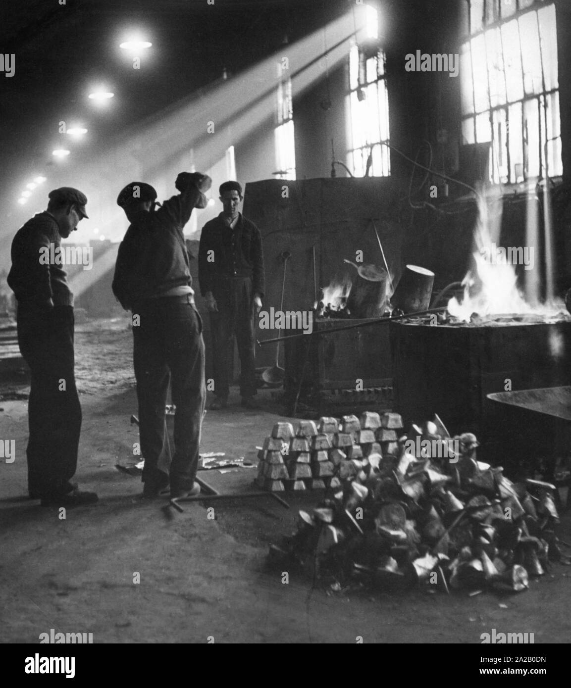 Vintage workers hi-res stock photography and images - Alamy