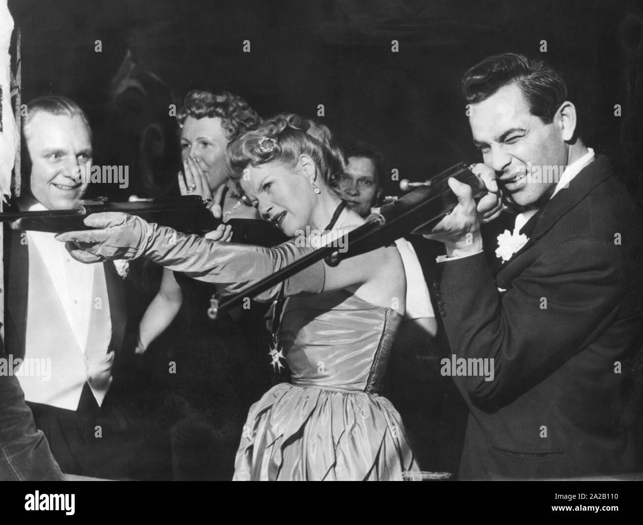 The actors Kristina Soederbaum and Adrian Hoven shoot with air rifles ...