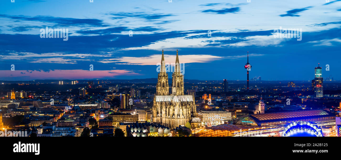 Köln Panorama bei Nacht Stock Photo - Alamy