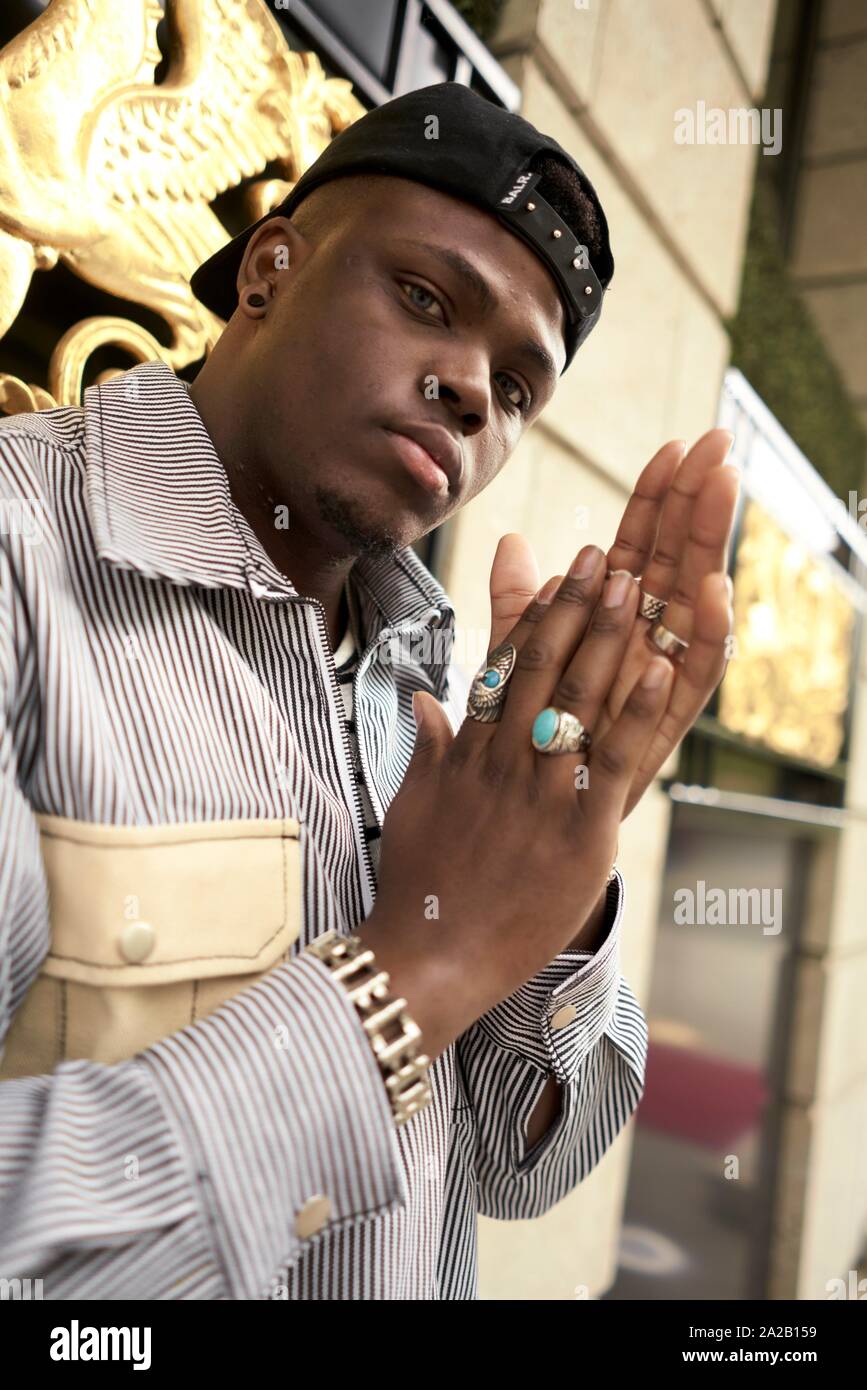 famous celebrity man rubbing hands Stock Photo - Alamy